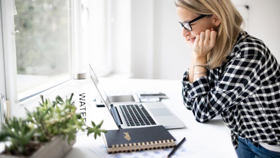 11 Desk Setups That Cause Wrist Pain Even With Your Desk at Elbow ...